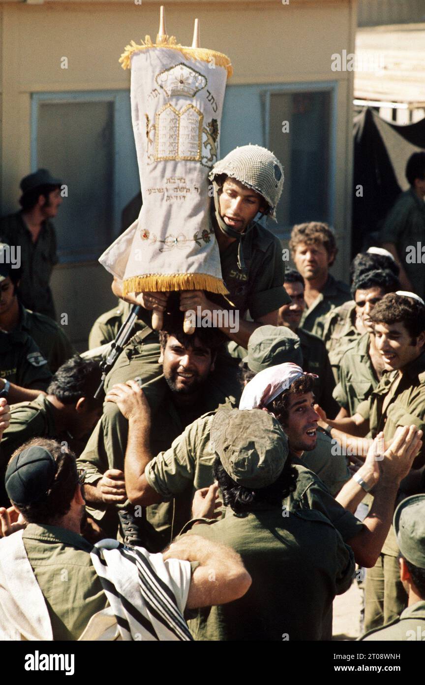 FILED - 17 October 1973, Israel, ---: An Israeli soldier holds a Torah ...