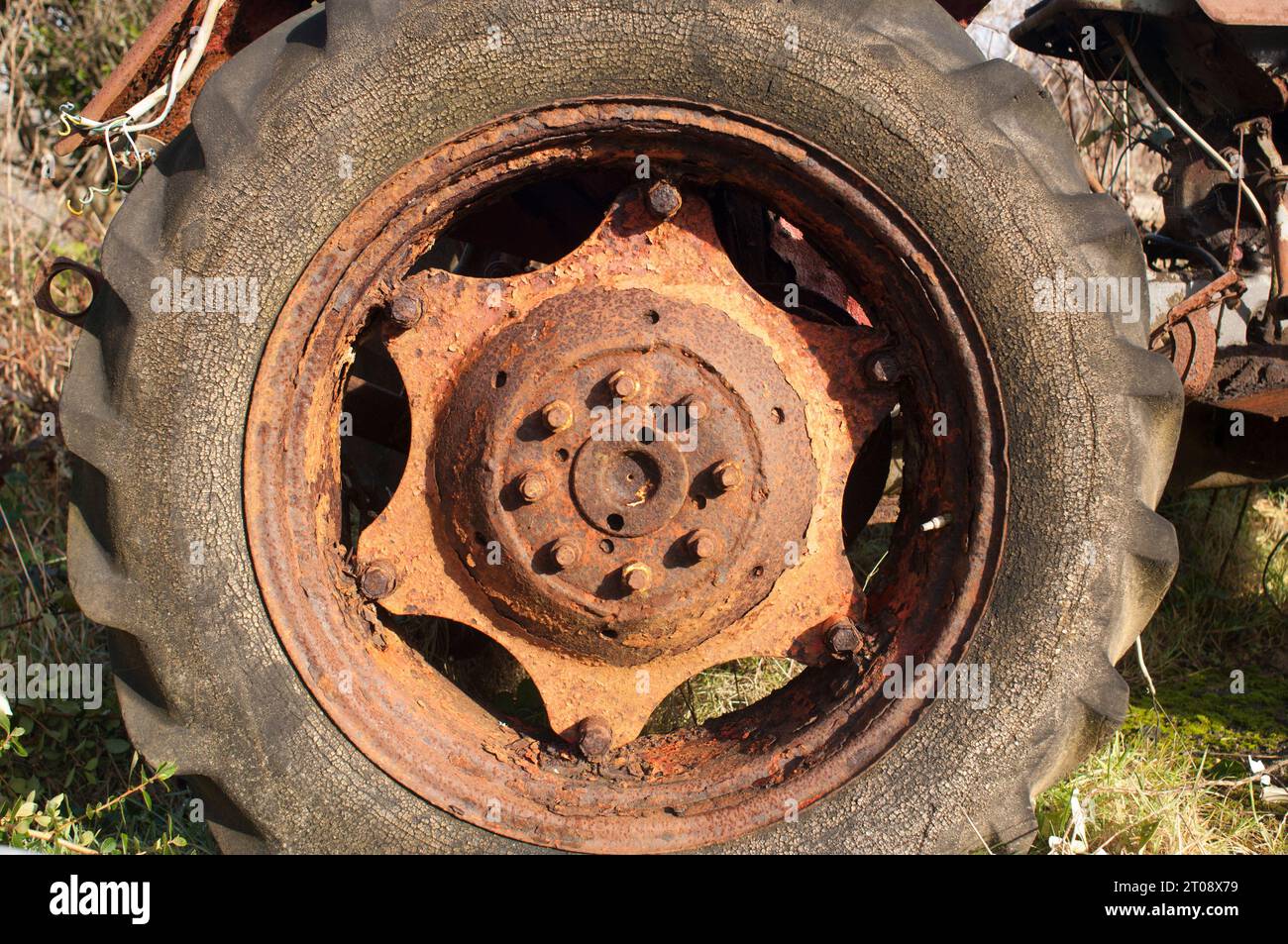 Rusty old farm tractor hi-res stock photography and images - Alamy