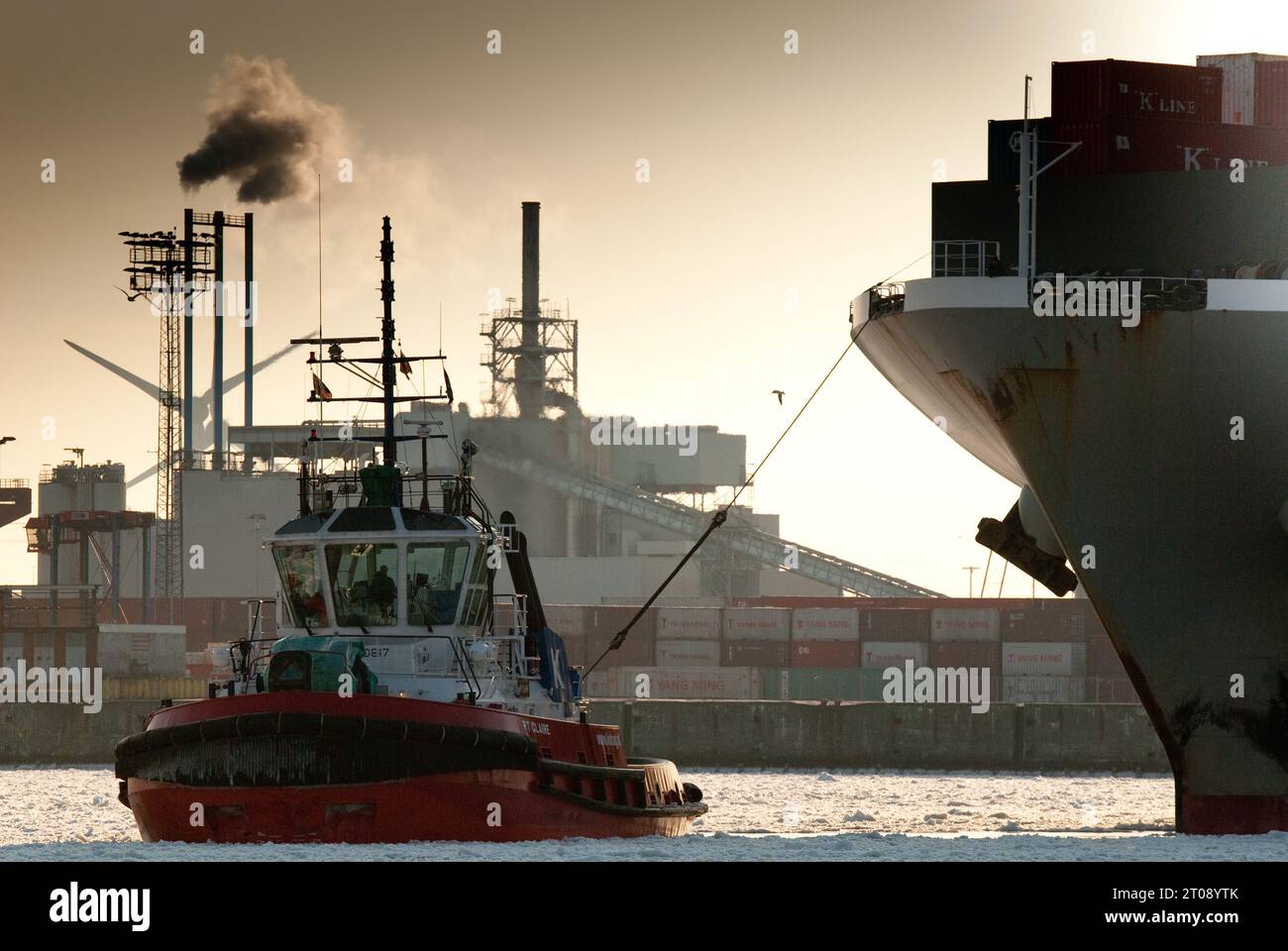 Port tug maneuvers the 336-meter-long container ship “Hammersmith ...