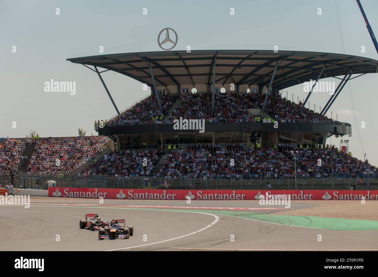 Formel 1 Rennwagen vor der Mercedes Tribüne Formel 1 Grand Prix von ...