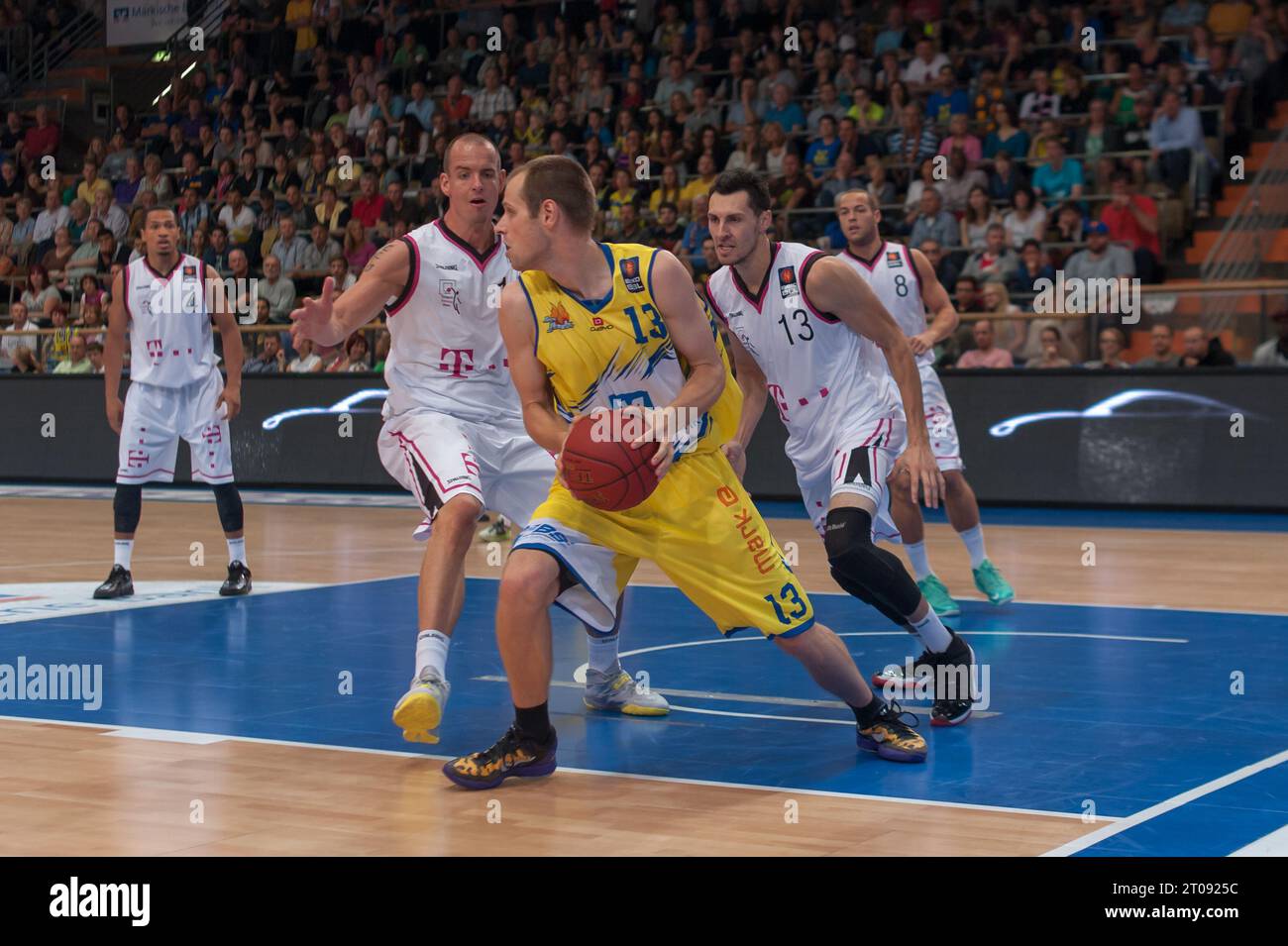 Nikita Khartchenkov (13) Aktion gegen Tony Gaffney (13) Phoenix Hagen ...