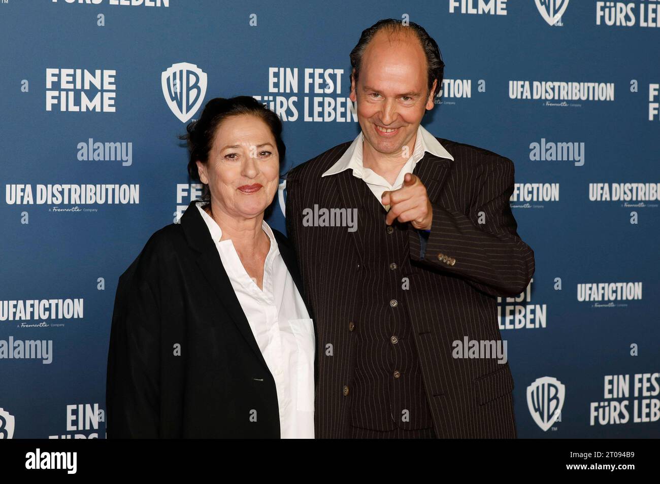 Charlotte Schwab und Piet Fuchs bei der Premiere des Kinofilms Ein Fest ...
