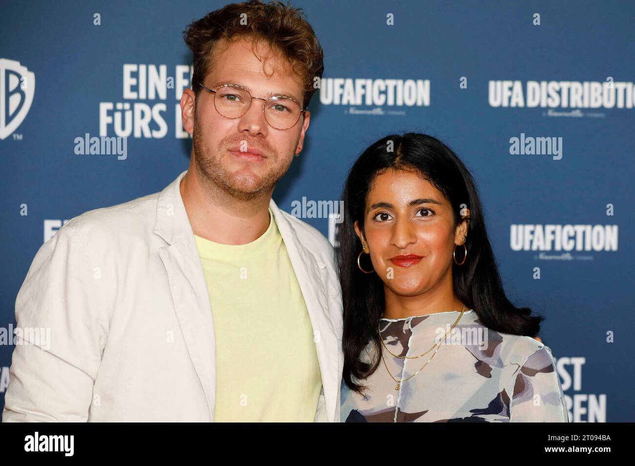 Ben Münchow und Banafshe Hourmazdi bei der Premiere des Kinofilms Ein ...