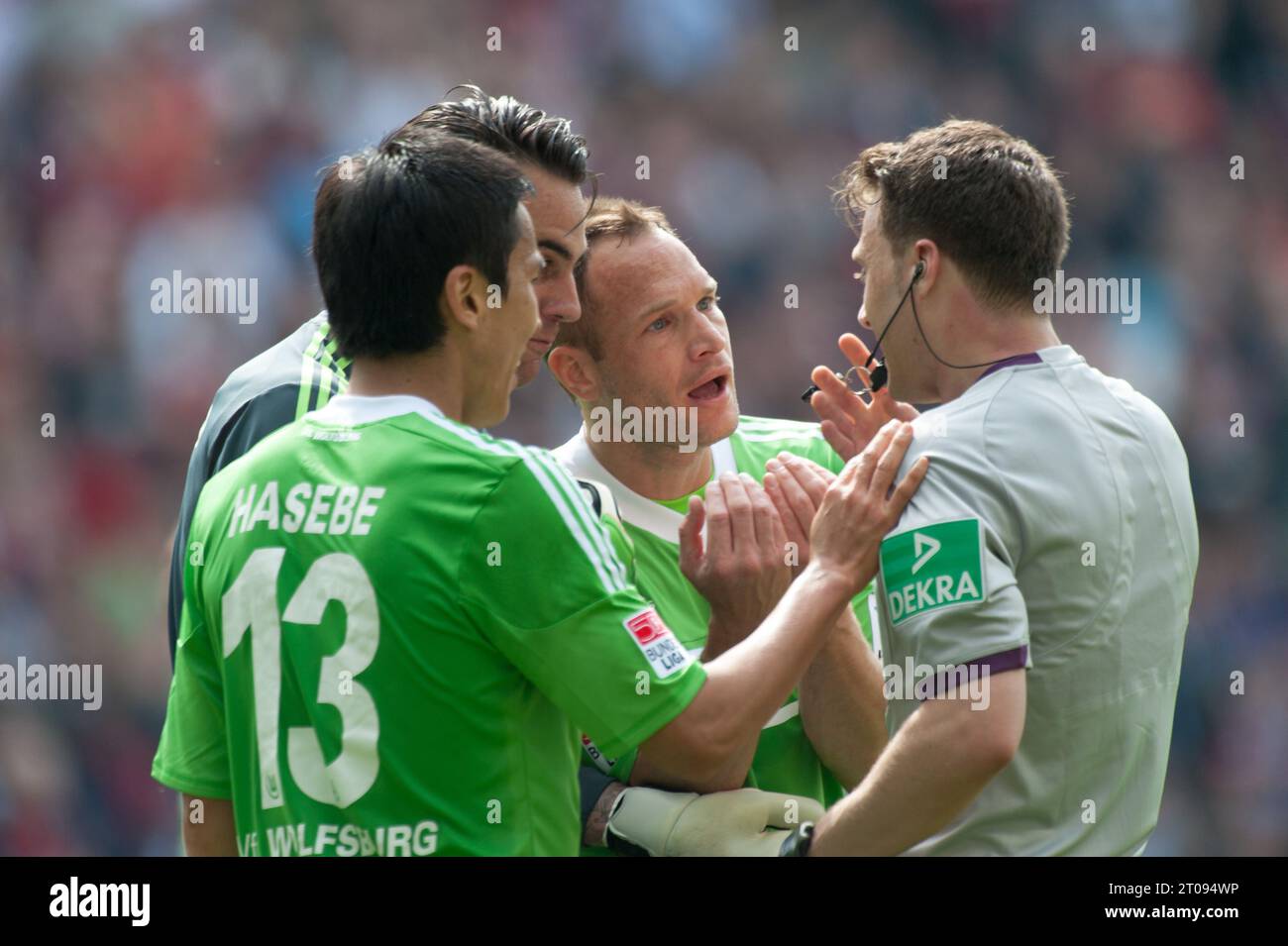 Makoto Hasabe, Diego Benaglio und Jan Polak diskutieren mit ...