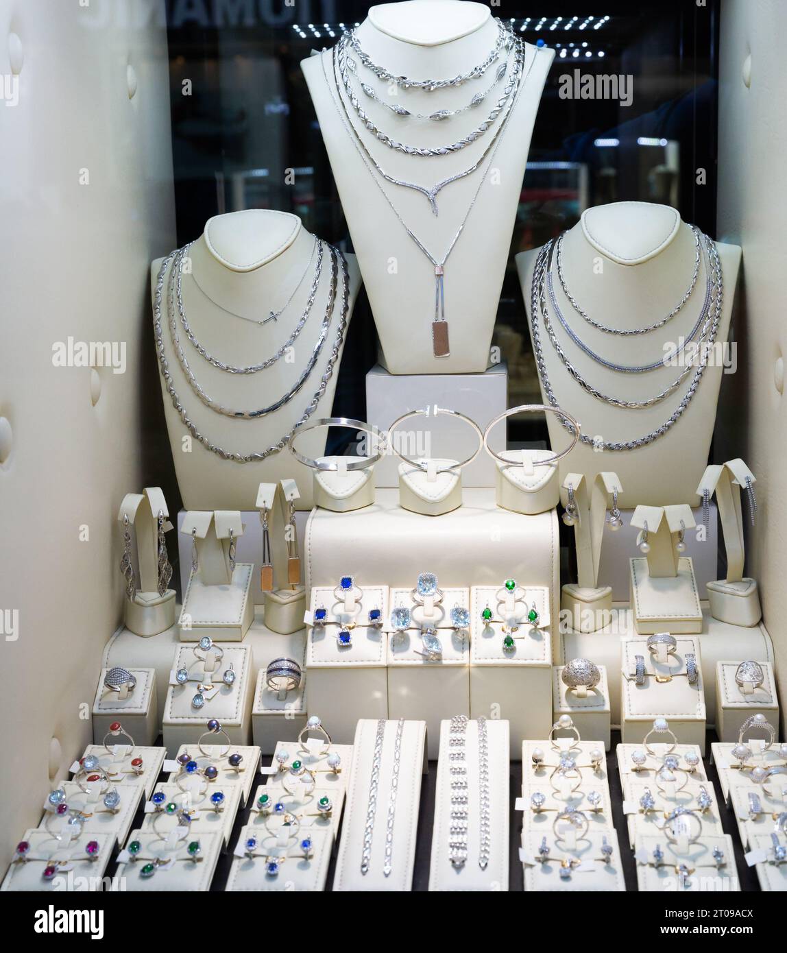 Window of jewelry store Stock Photo - Alamy