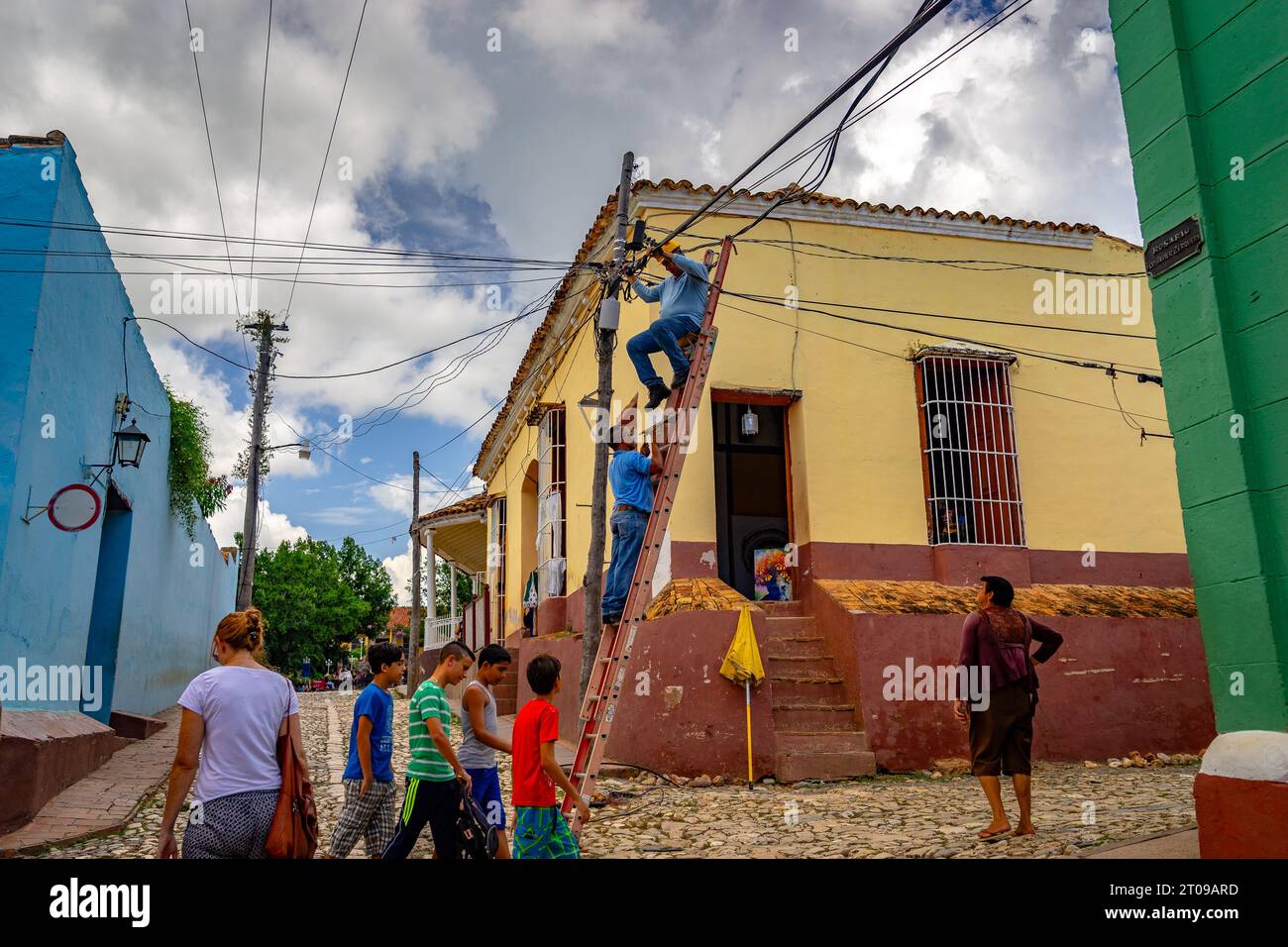Trinidad, Cuba - Electrician fixing the street wiring Stock Photo - Alamy