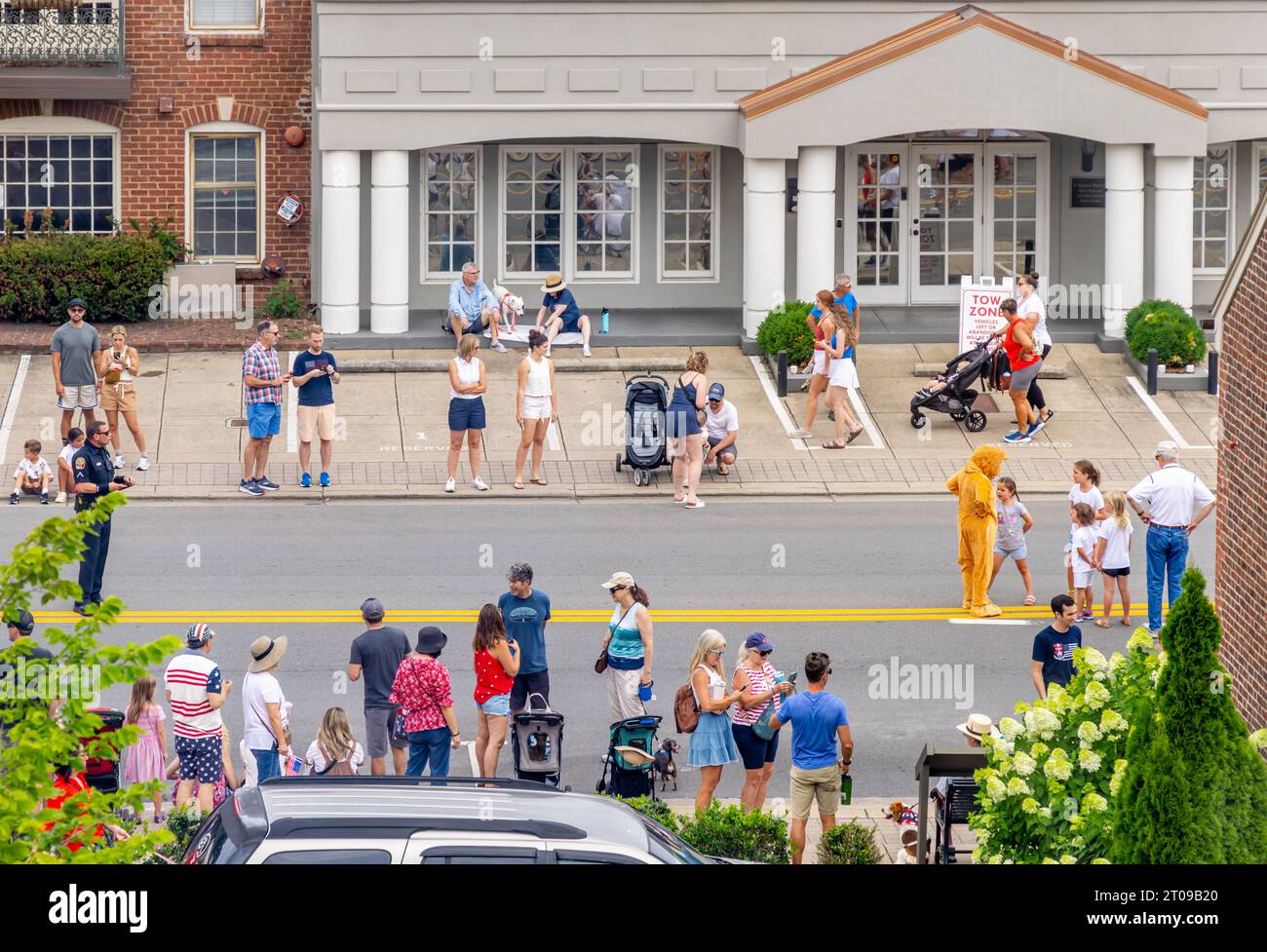 crowds at the franklin rodeo parade Stock Photo - Alamy