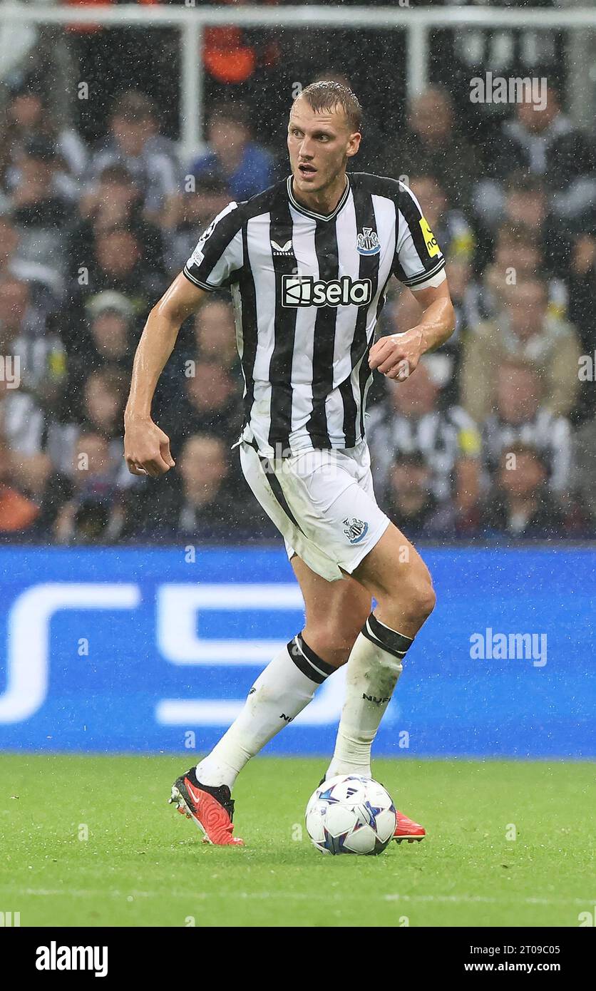 Newcastle Upon Tyne, UK. 4th Oct, 2023. Dan Burn of Newcastle United ...