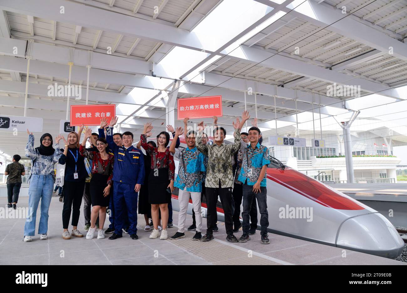 Jakarta, Indonesia. 8th Sep, 2023. Chinese and Indonesian staff members pose for photos with a ...