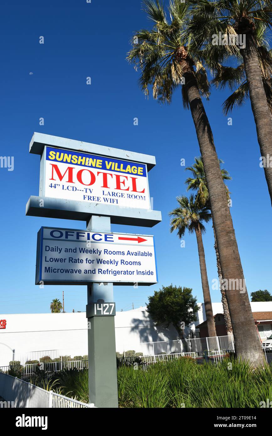SANTA ANA, CALIFORNIA - 4 OCT 2023: The Sunshine Village Motel sing and ...