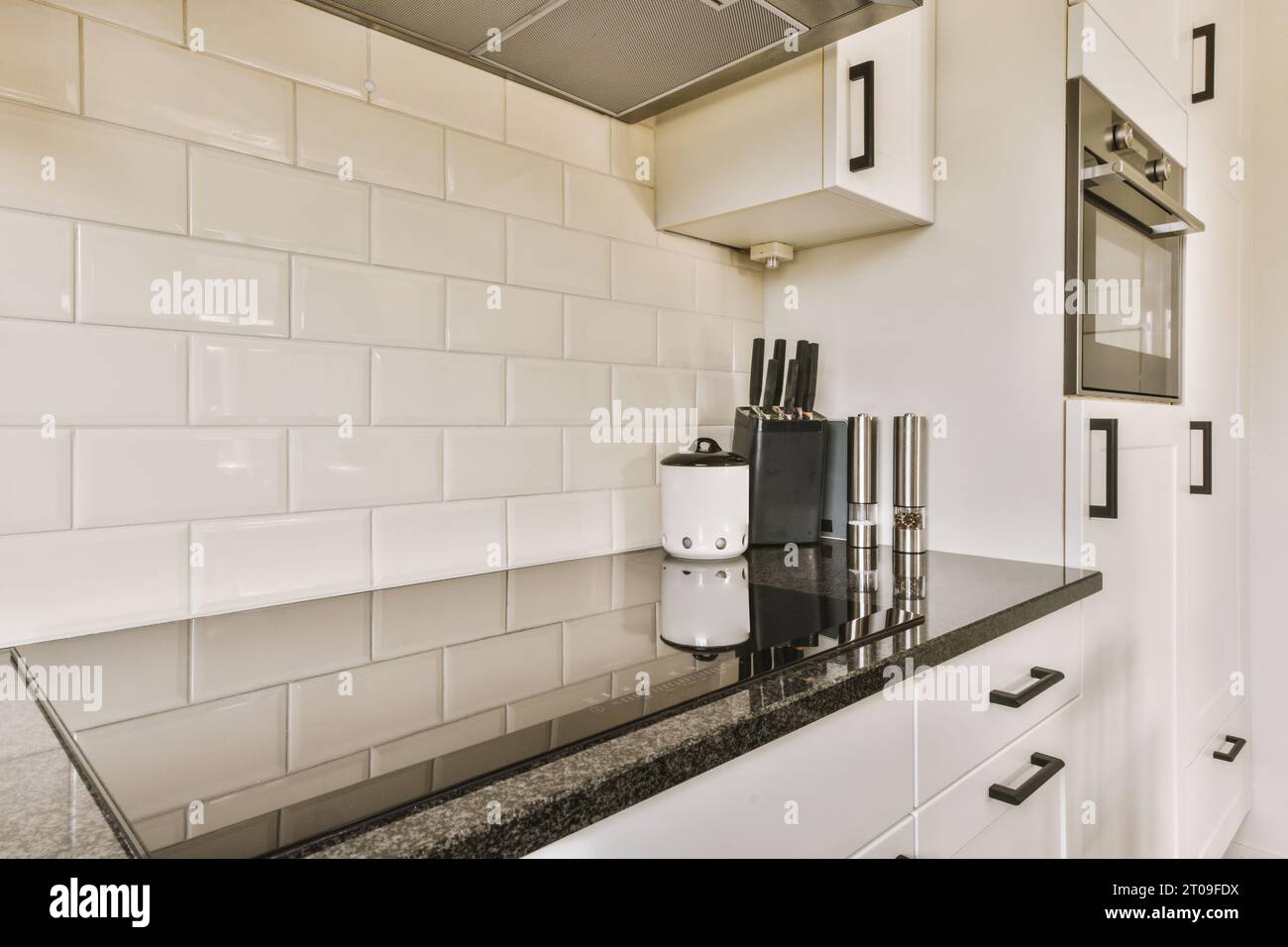 Black and white tile backsplash hi-res stock photography and images - Alamy