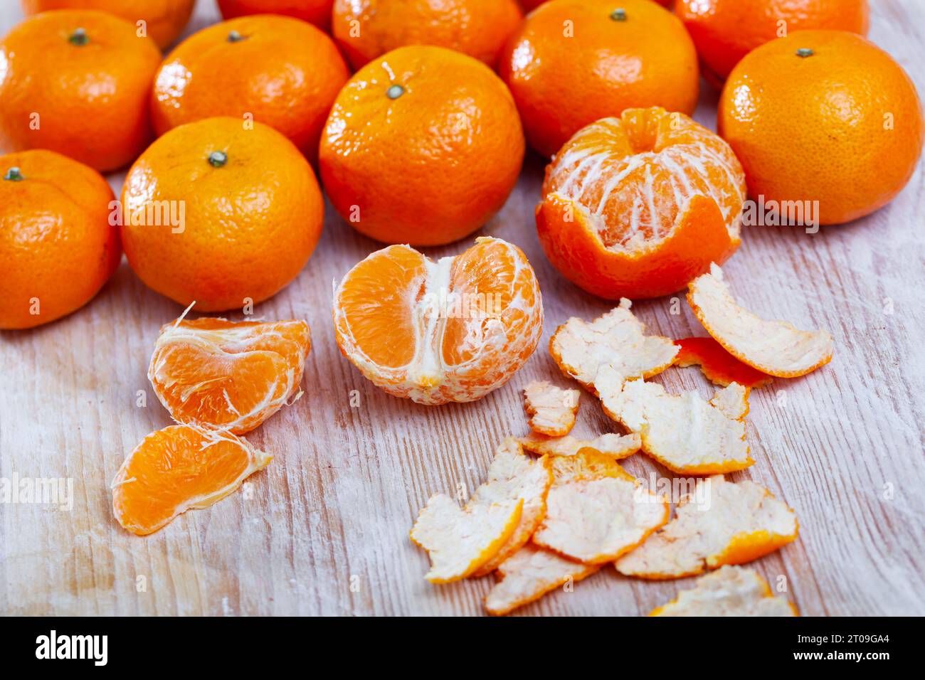 Peeled and whole clementines Stock Photo - Alamy