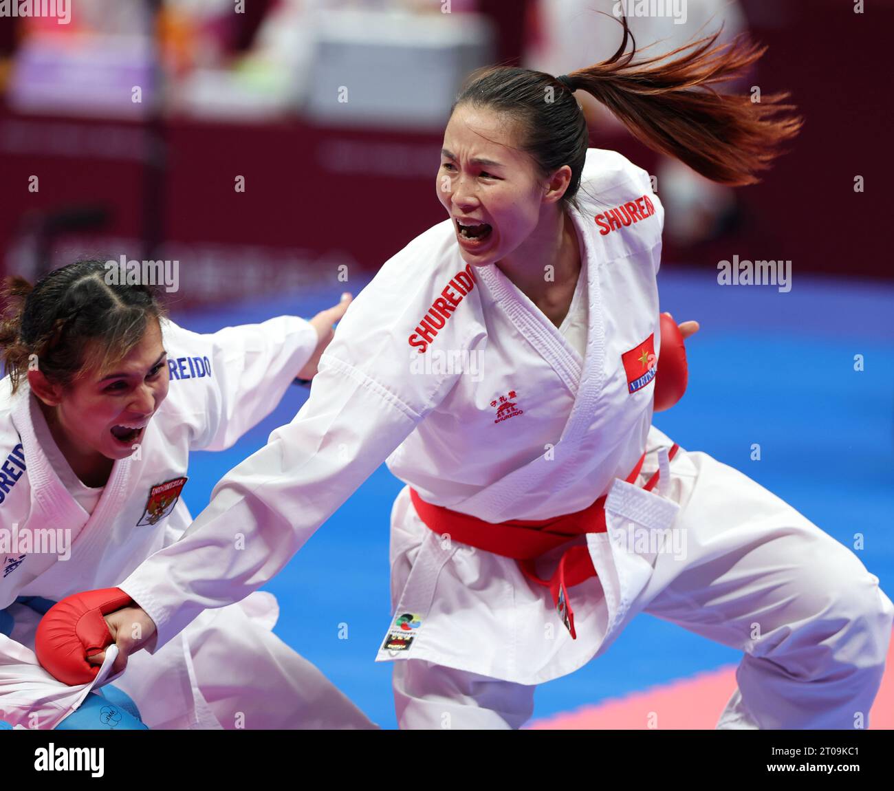 Hangzhou, China's Zhejiang Province. 5th Oct, 2023. Dinh Thi Huong (R ...