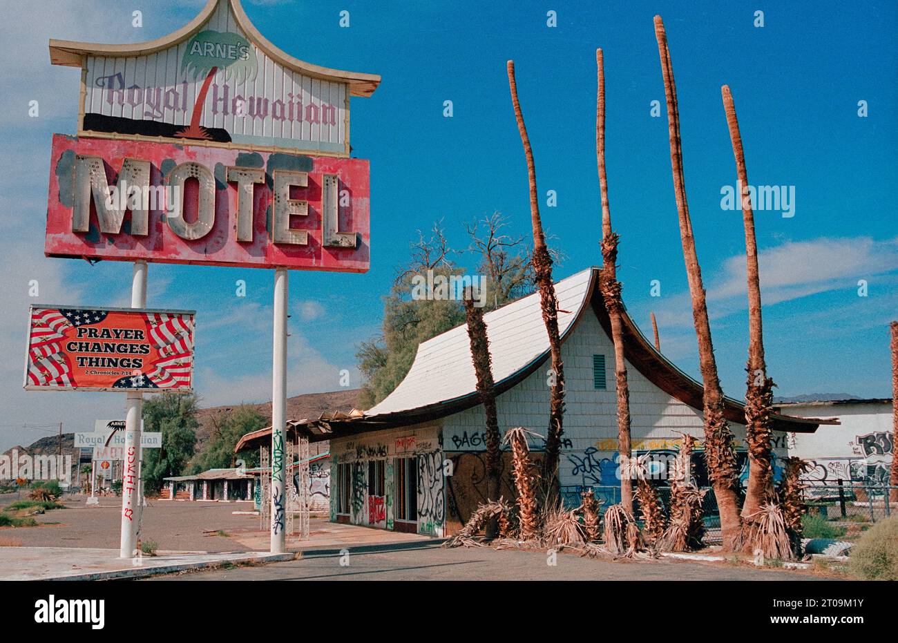 Ruins of abandoned motel hi-res stock photography and images - Alamy