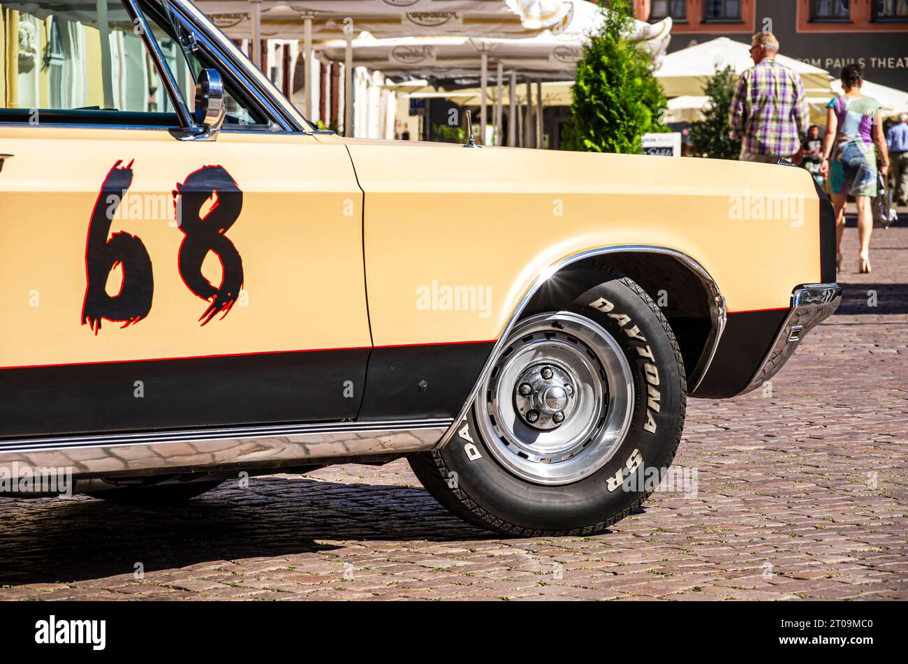 68er Oldtimer Auto Ein Oldtimer, ein klassisches Automobil, in Beige ...