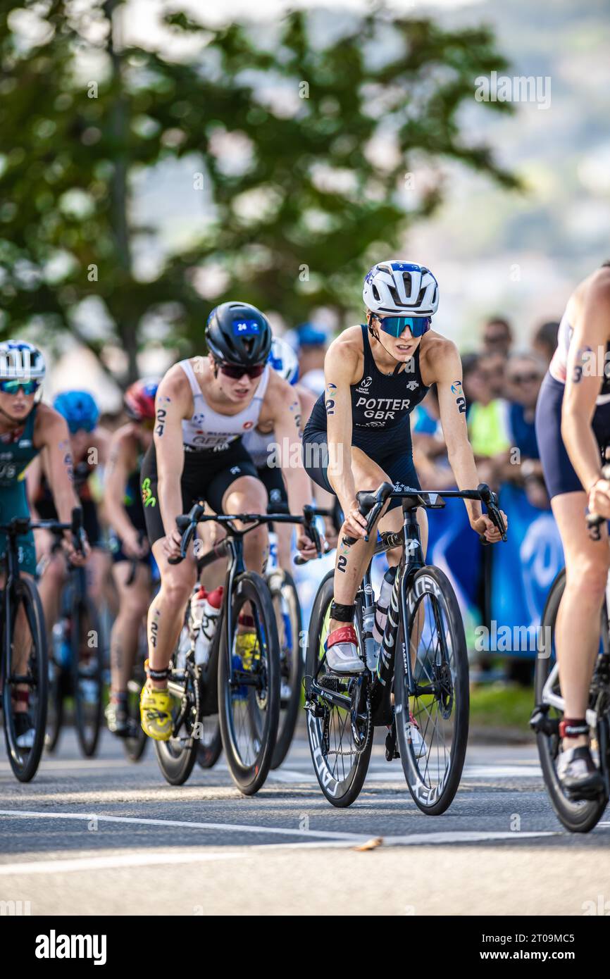 Beth Potter participating in Pontevedra in the 2023 World Triathlon ...