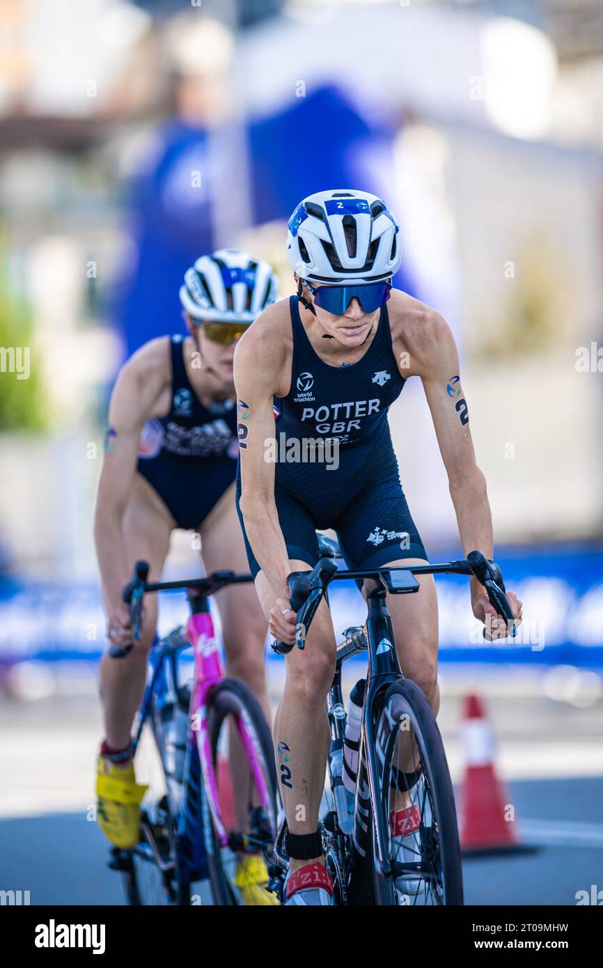 Beth Potter participating in Pontevedra in the 2023 World Triathlon ...