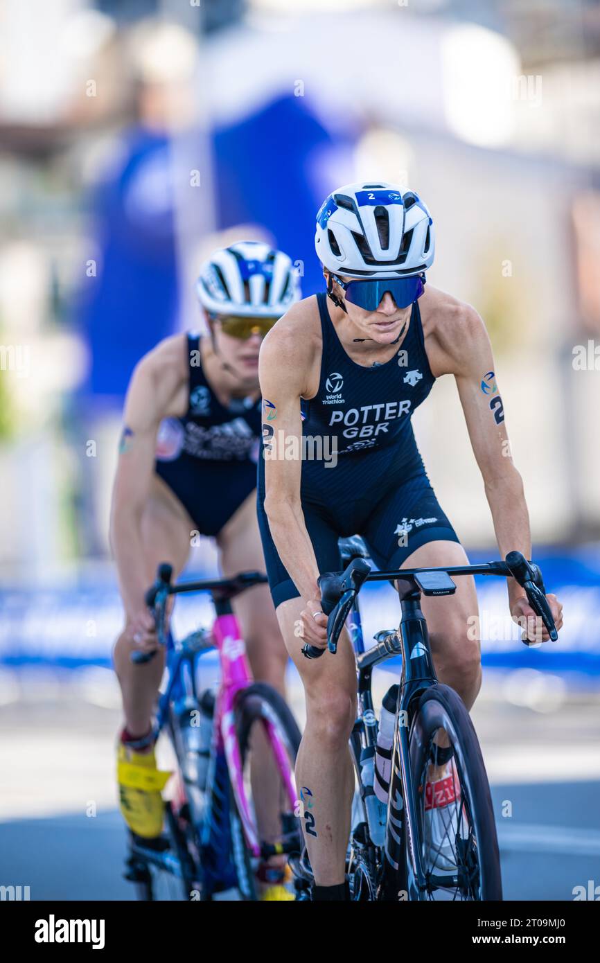 Beth Potter participating in Pontevedra in the 2023 World Triathlon ...