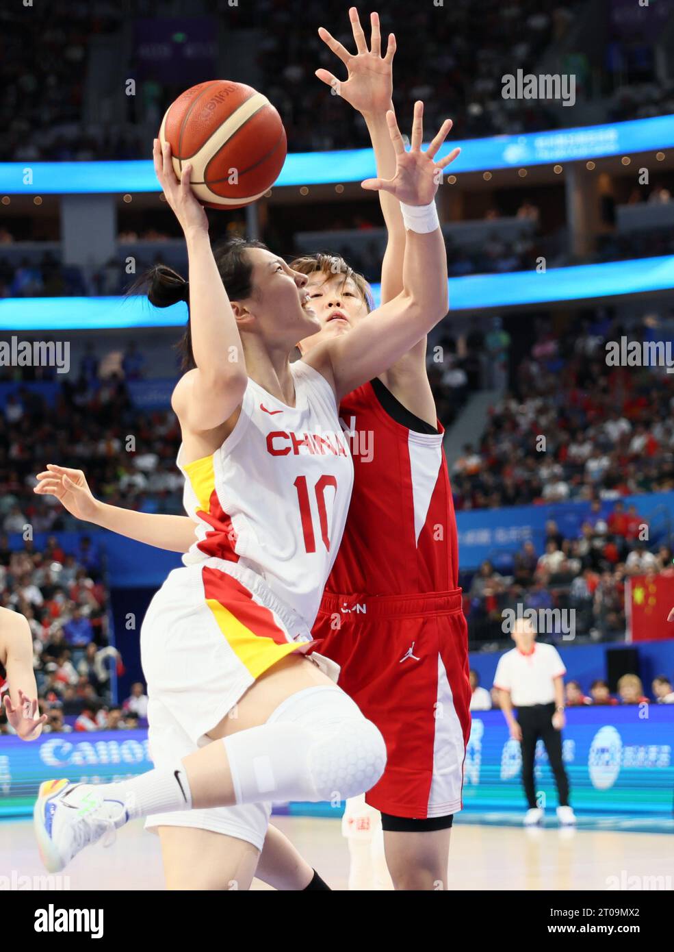 Hangzhou, China's Zhejiang Province. 5th Oct, 2023. Zhang Ru (L) of ...