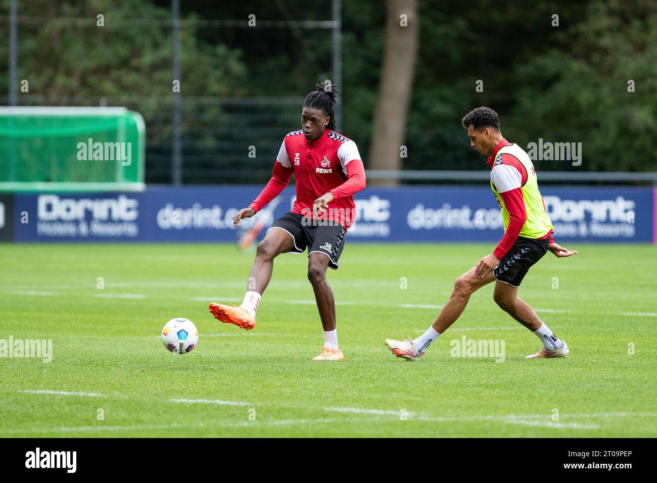 Koeln, Deutschland. 05th Oct, 2023. Elias Bakatukanda (1.FC Koeln, 38) im Zweikampf mit Davie ...