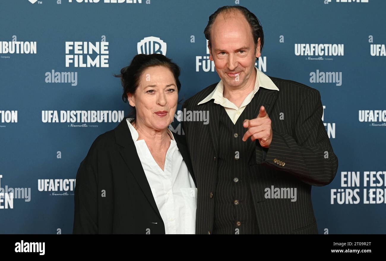 Schauspieler Charlotte Schwab und Piet Fuchs kommt zur Premiere der ...