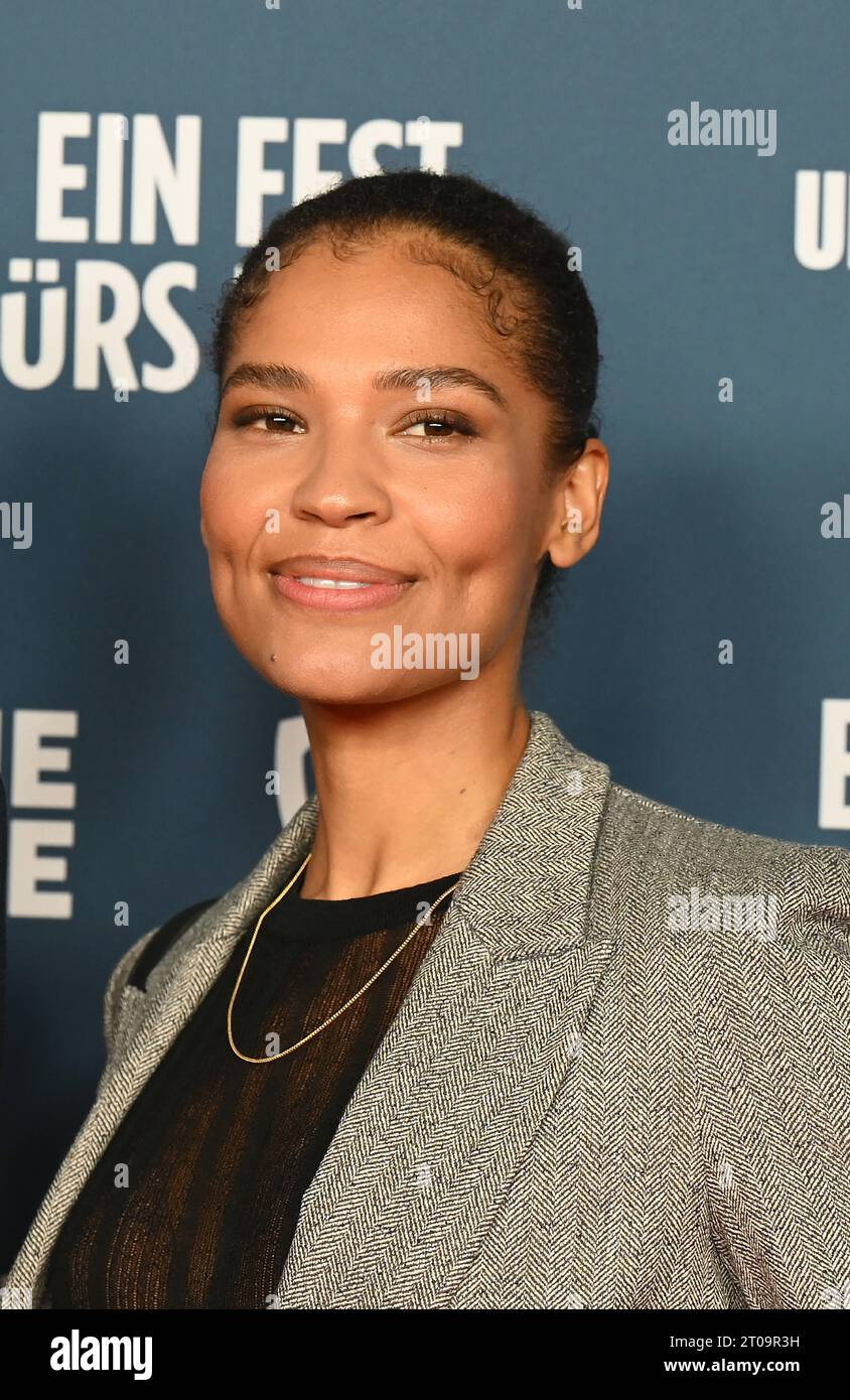 Schauspielerin Cynthia Micas kommt zur Premiere der Film Komödie Ein ...