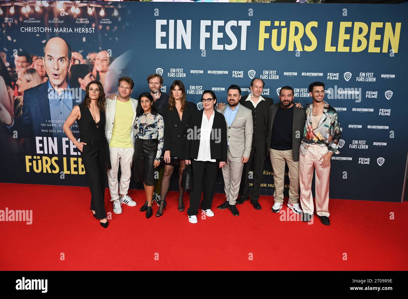 Gruppenbild der anwesenden Nebendarsteller Schauspieler Anne Schäfer ...