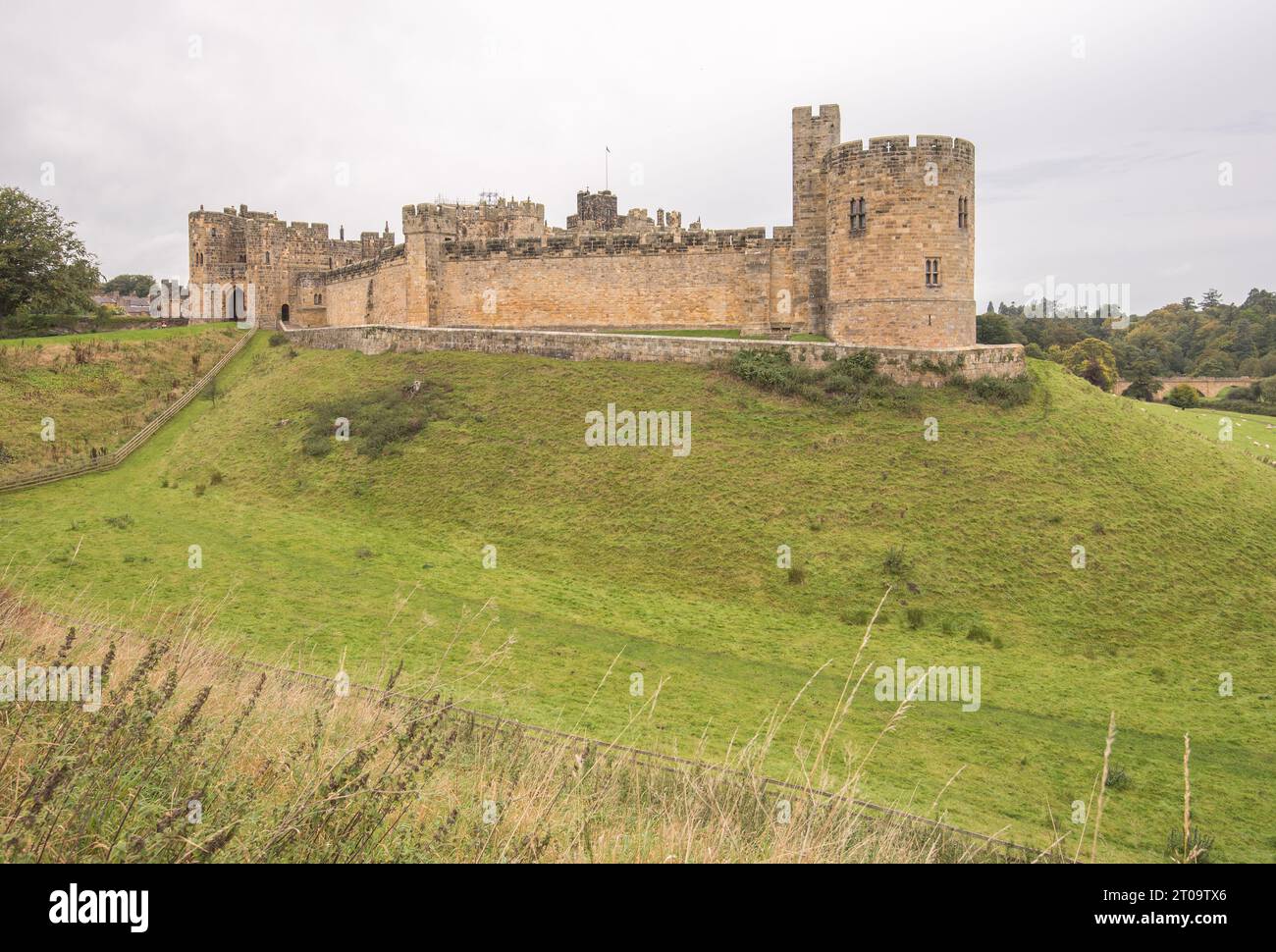 Alnwick castle attracts over 200 hi-res stock photography and images ...