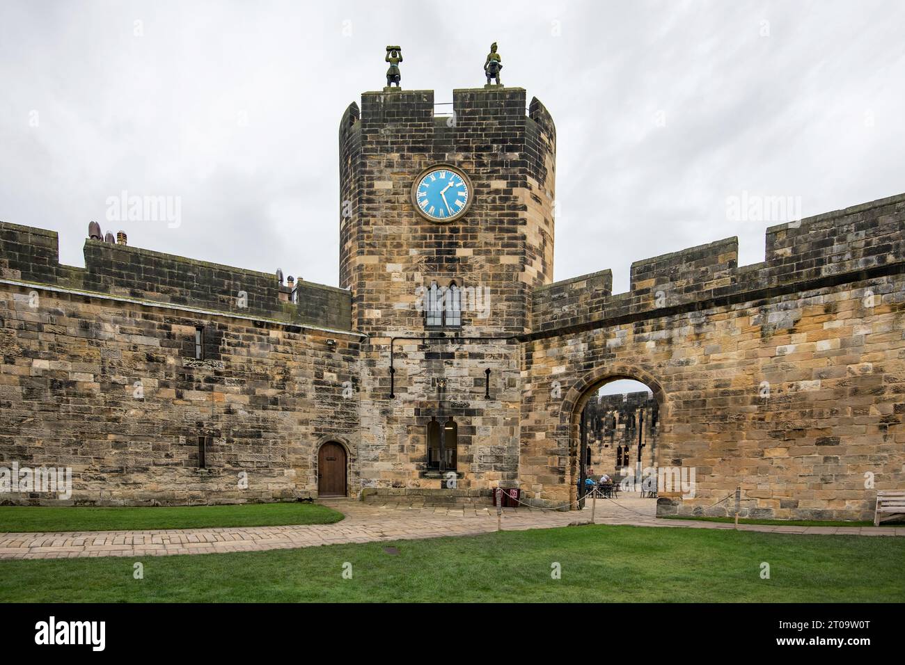 Second largest inhabited english castle hi-res stock photography and ...