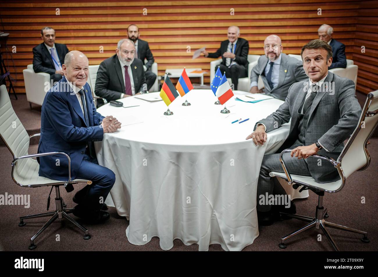 05 October 2023, Spain, Granada: German Chancellor Olaf Scholz (l, SPD ...