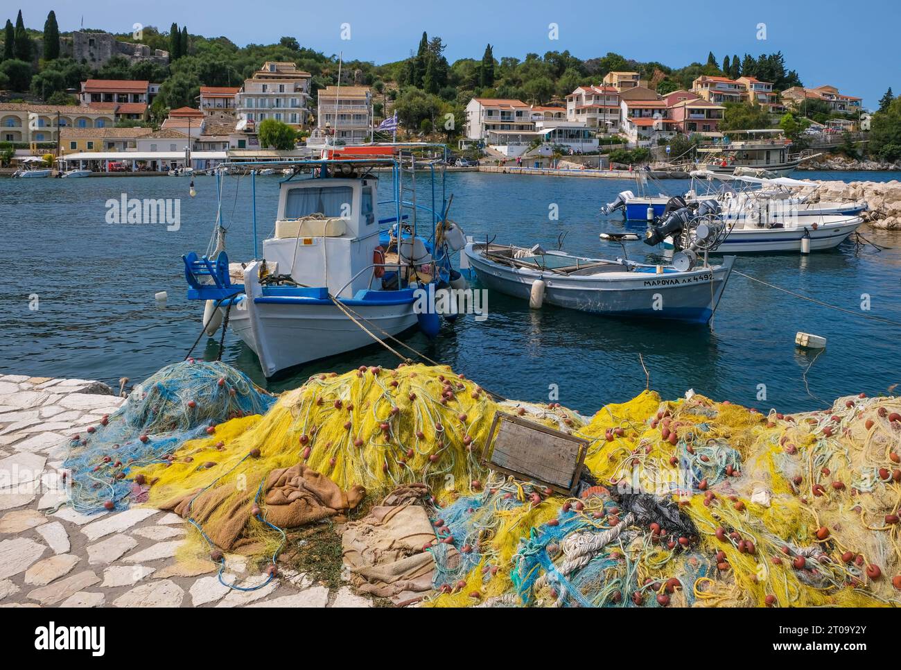 Kassiopi, Korfu, Griechenland - Fischerboote und bunte Fischernetze im ...