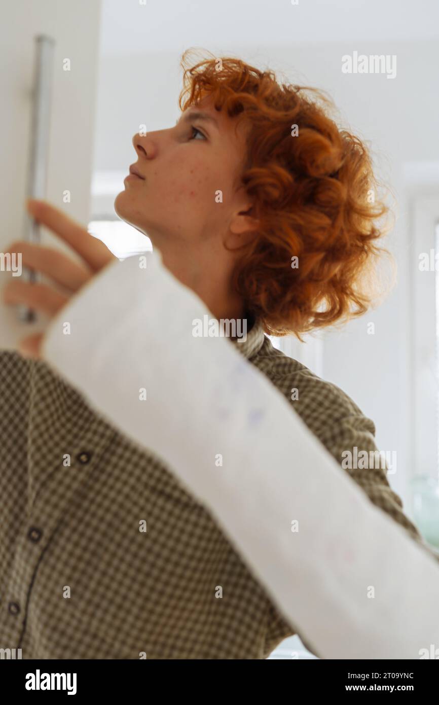 teenage girl, with cast on arm, cook lunch at home Stock Photo - Alamy