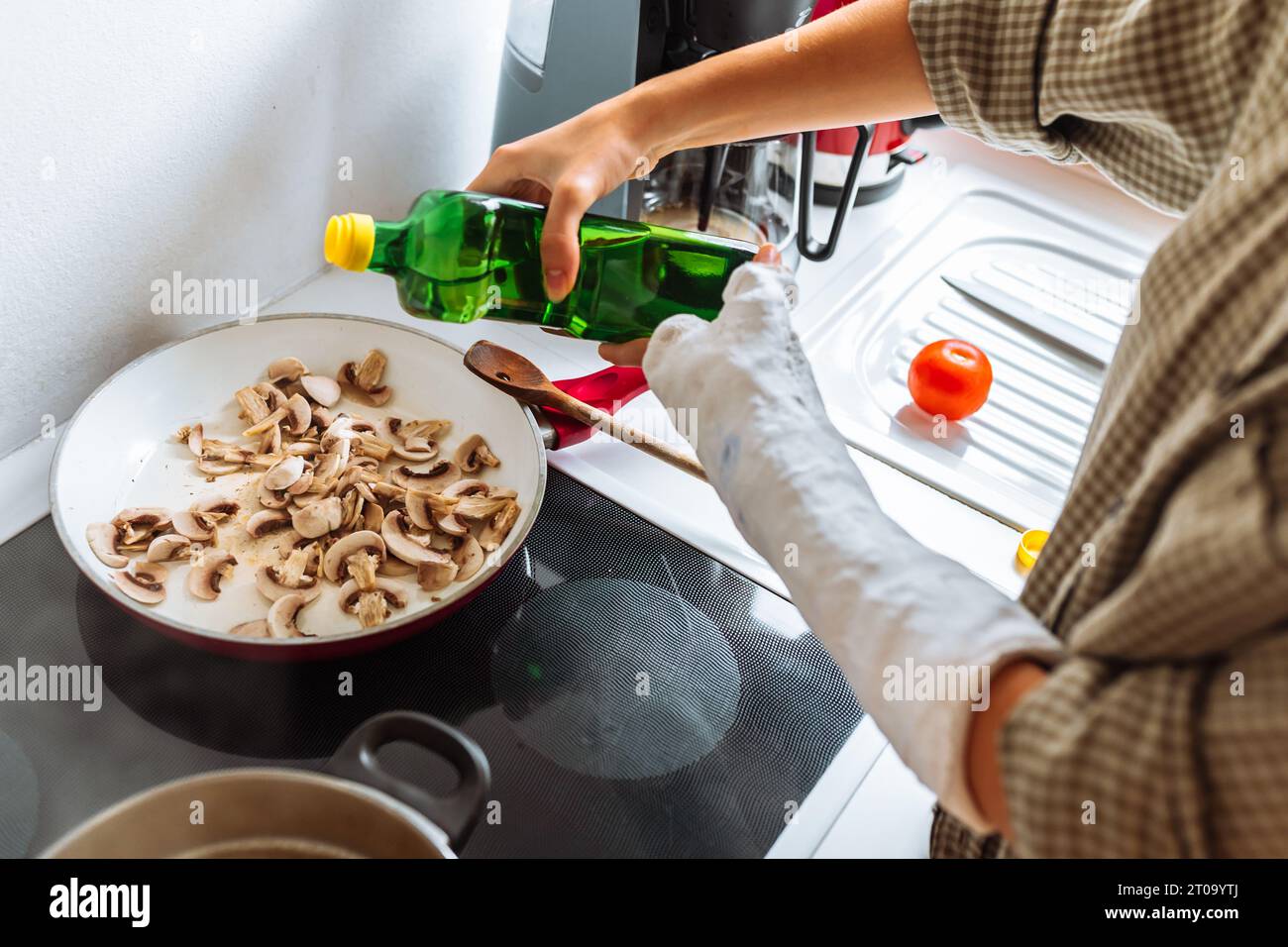 teenage girl, with cast on arm, cook lunch at home Stock Photo - Alamy