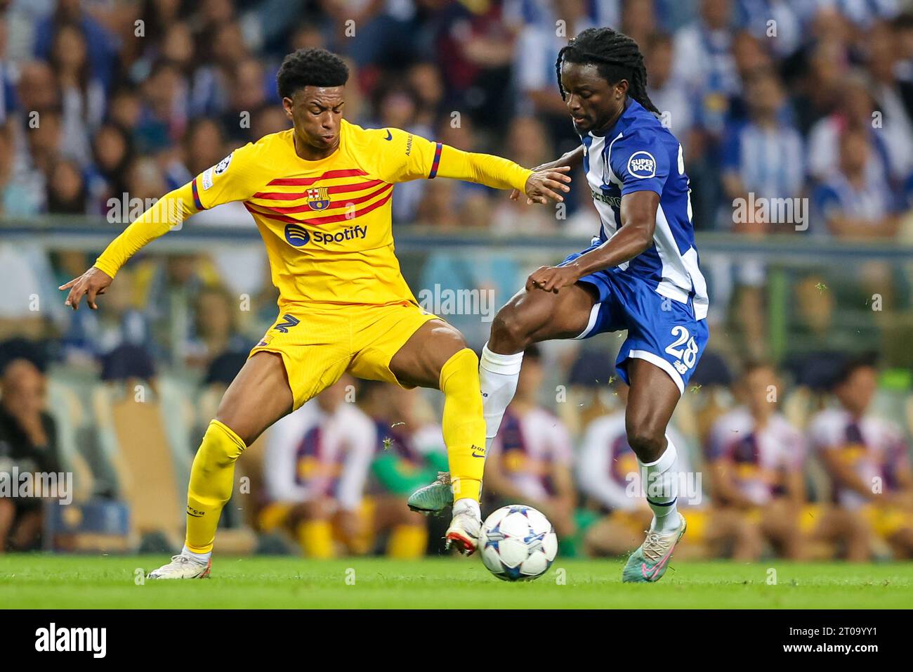 Romário Baró (Porto) and Alejandro Balde (Barcelona) in action during ...