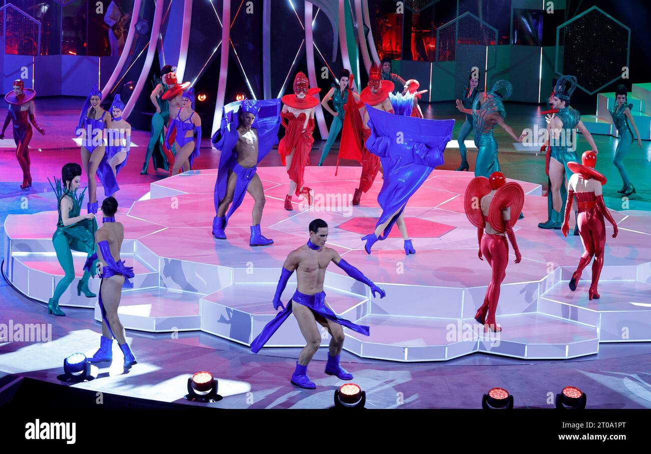 Deutschland, Berlin, FALLING IN LOVE Grand Show, Weltpremiere im ...