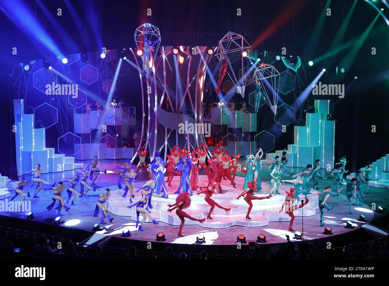 Deutschland, Berlin, FALLING IN LOVE Grand Show, Weltpremiere im Friedrichstadt-Palast Berlin ...