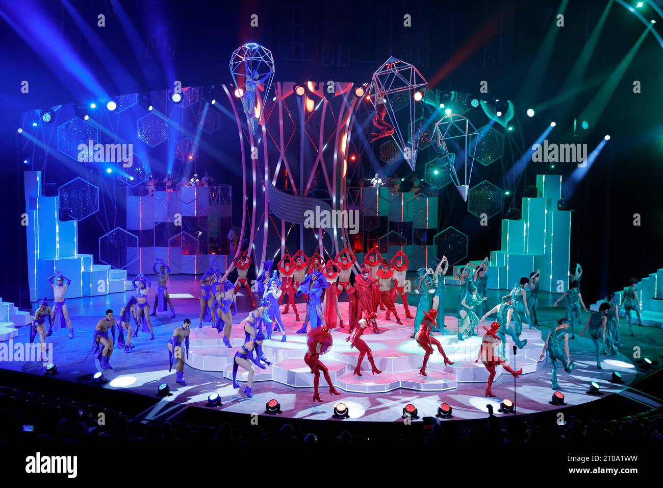 Deutschland, Berlin, FALLING IN LOVE Grand Show, Weltpremiere im ...