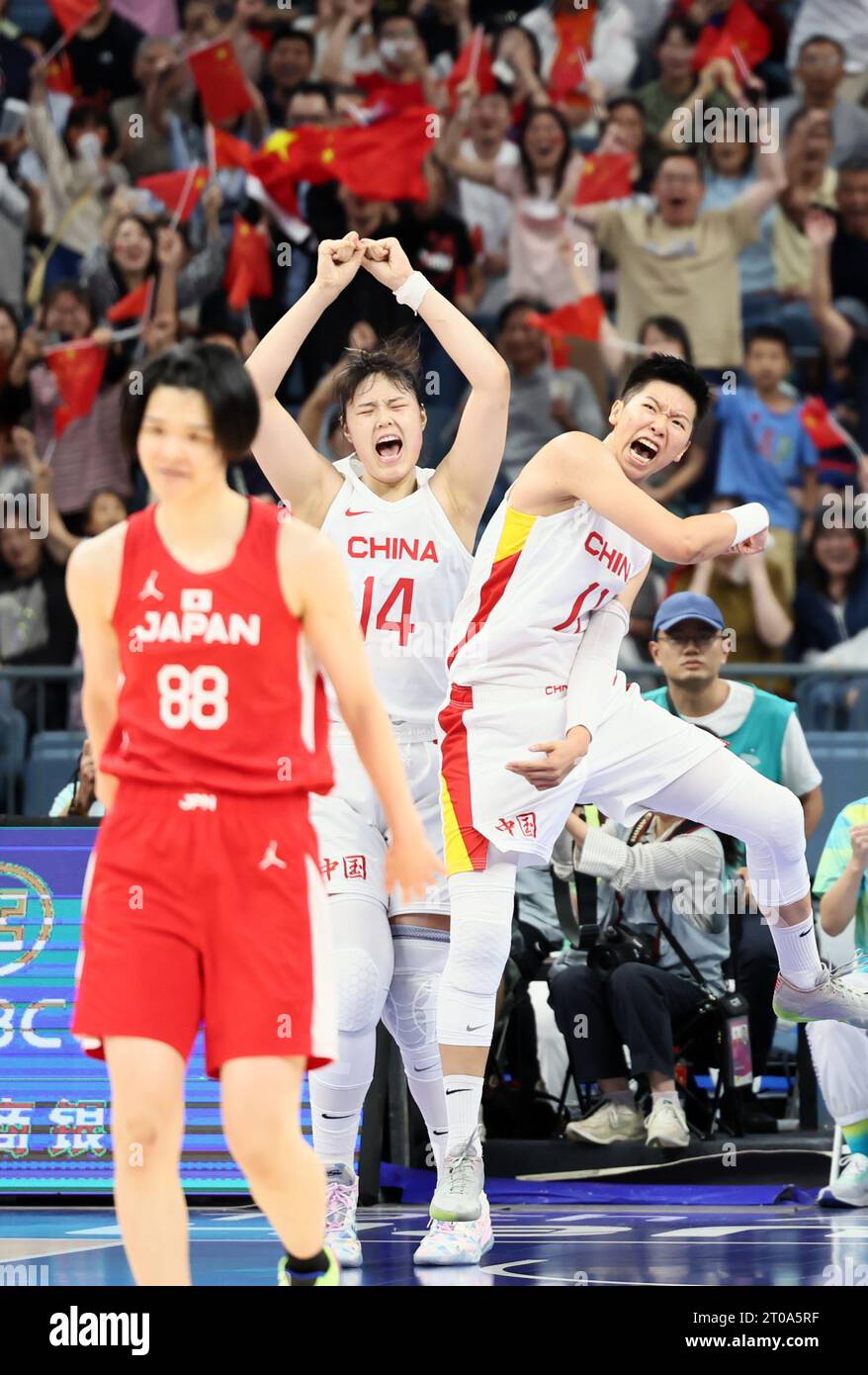 Hangzhou, China's Zhejiang Province. 5th Oct, 2023. Li Yueru (C) and ...