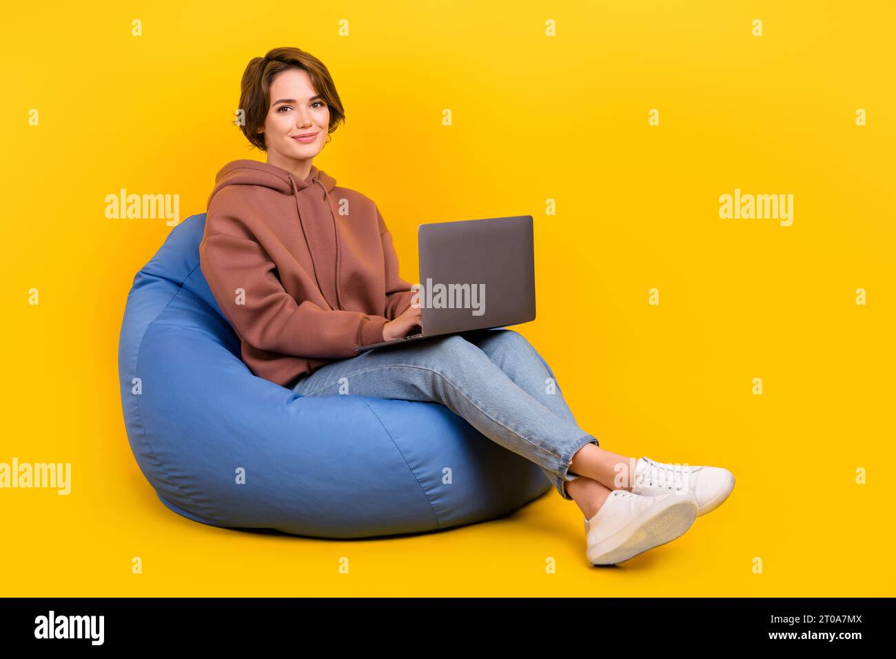 Full body cadre of young satisfied student girl studying university ...