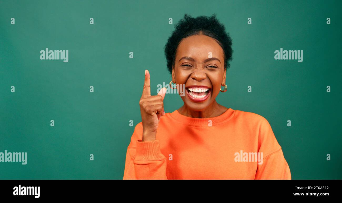 Young woman thinking has light bulb moment, idea, green studio ...