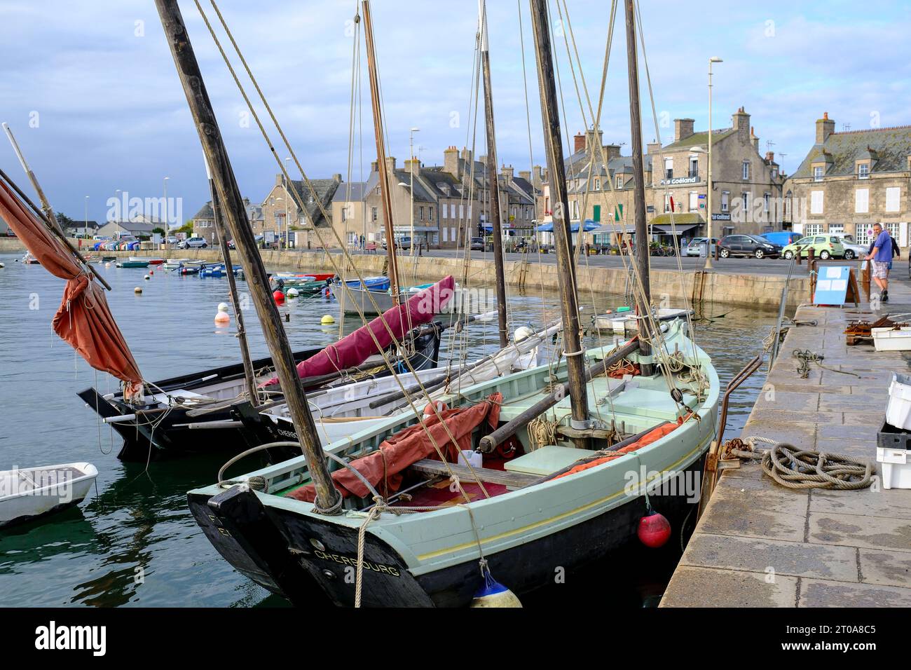 Frankreich, Barfleur, 30.08.2023: drei traditionelle Segelboote aus ...