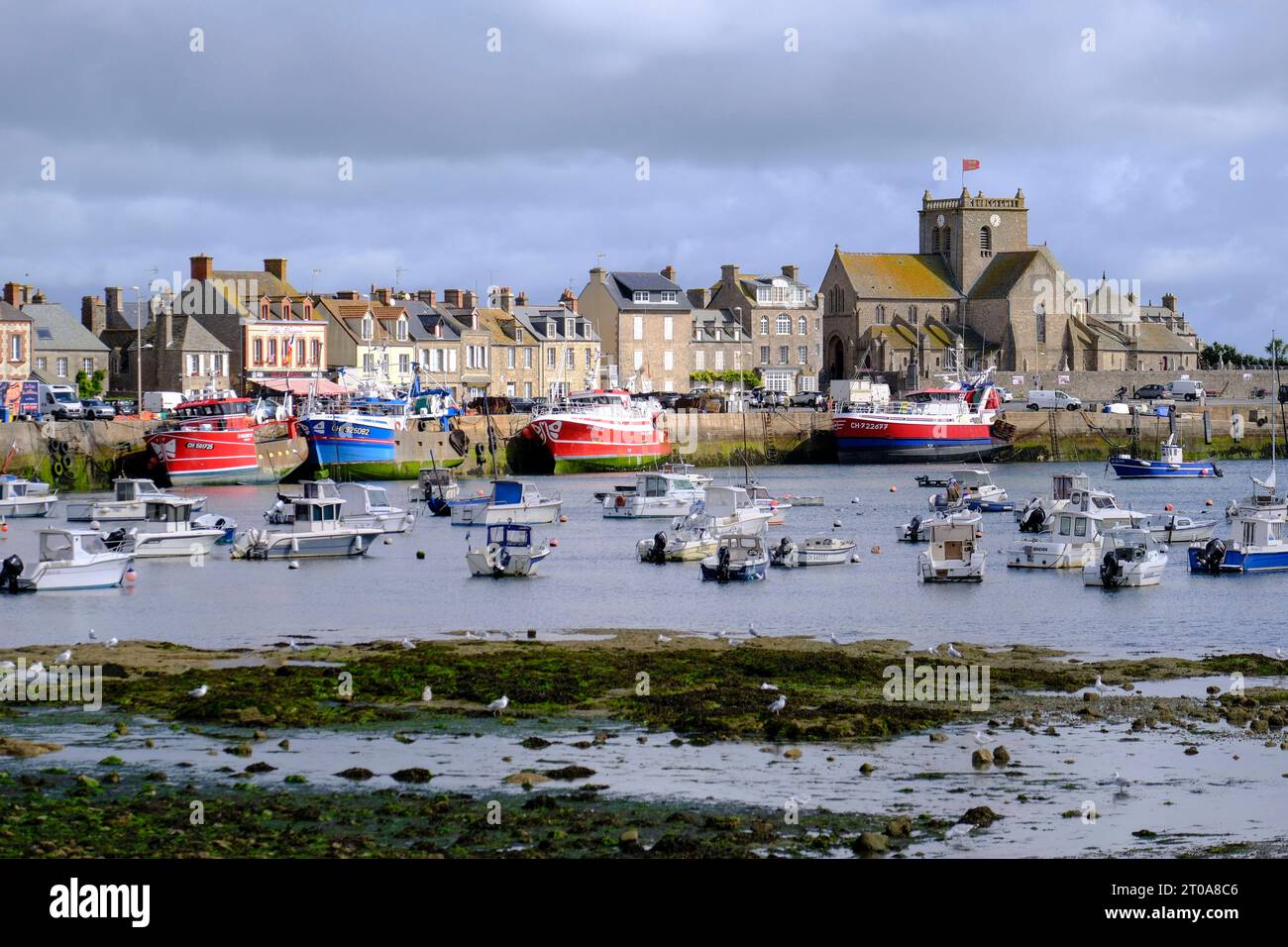 Frankreich, Barfleur, 27.08.2023: Fischtrawler und kleine Fischerboote ...