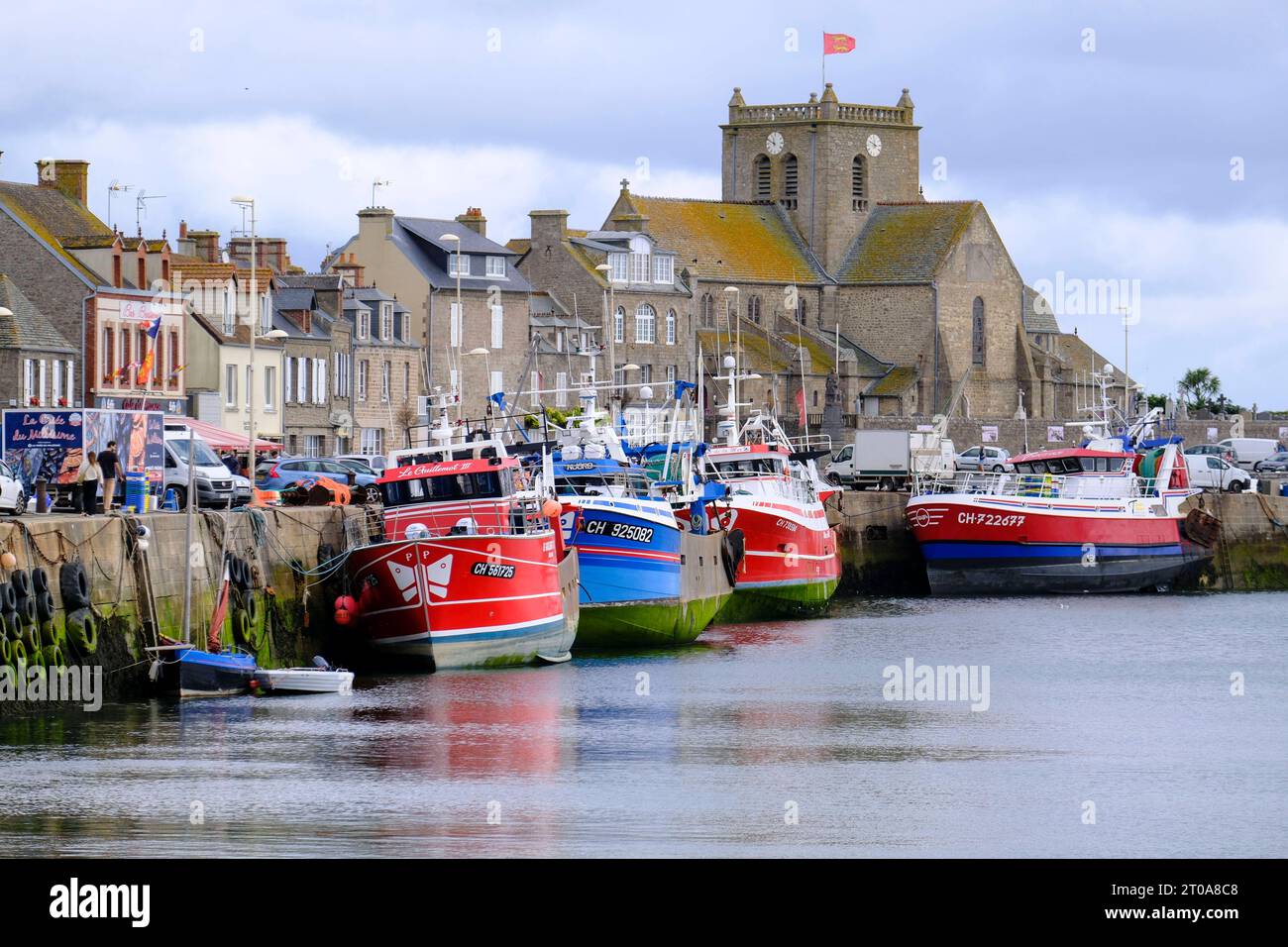 Frankreich, Barfleur, 27.08.2023: Fischtrawler bei Ebbe im Hafen von ...