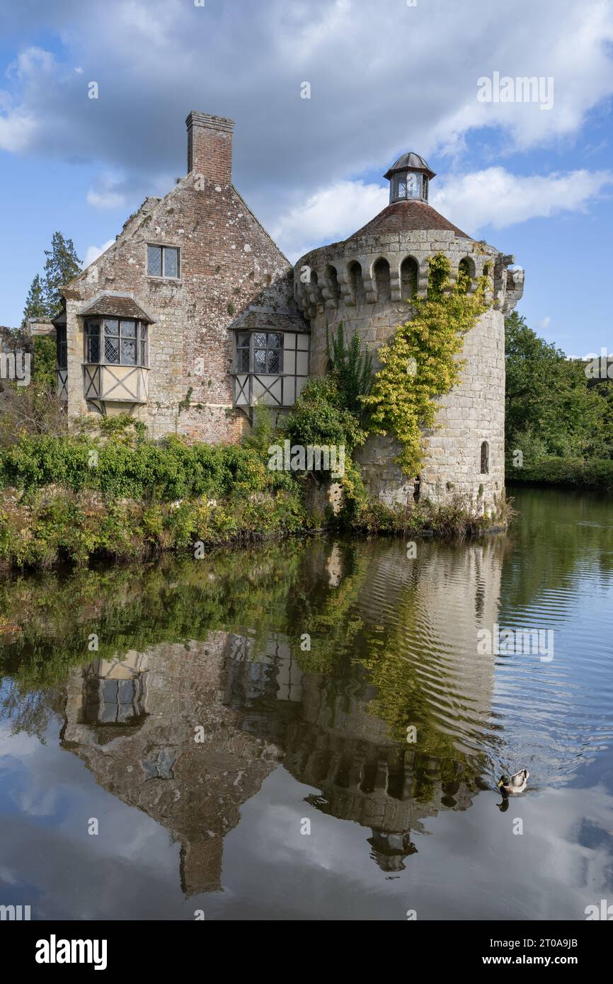 Scotney Castle ruins with water reflection on the castle moat ...