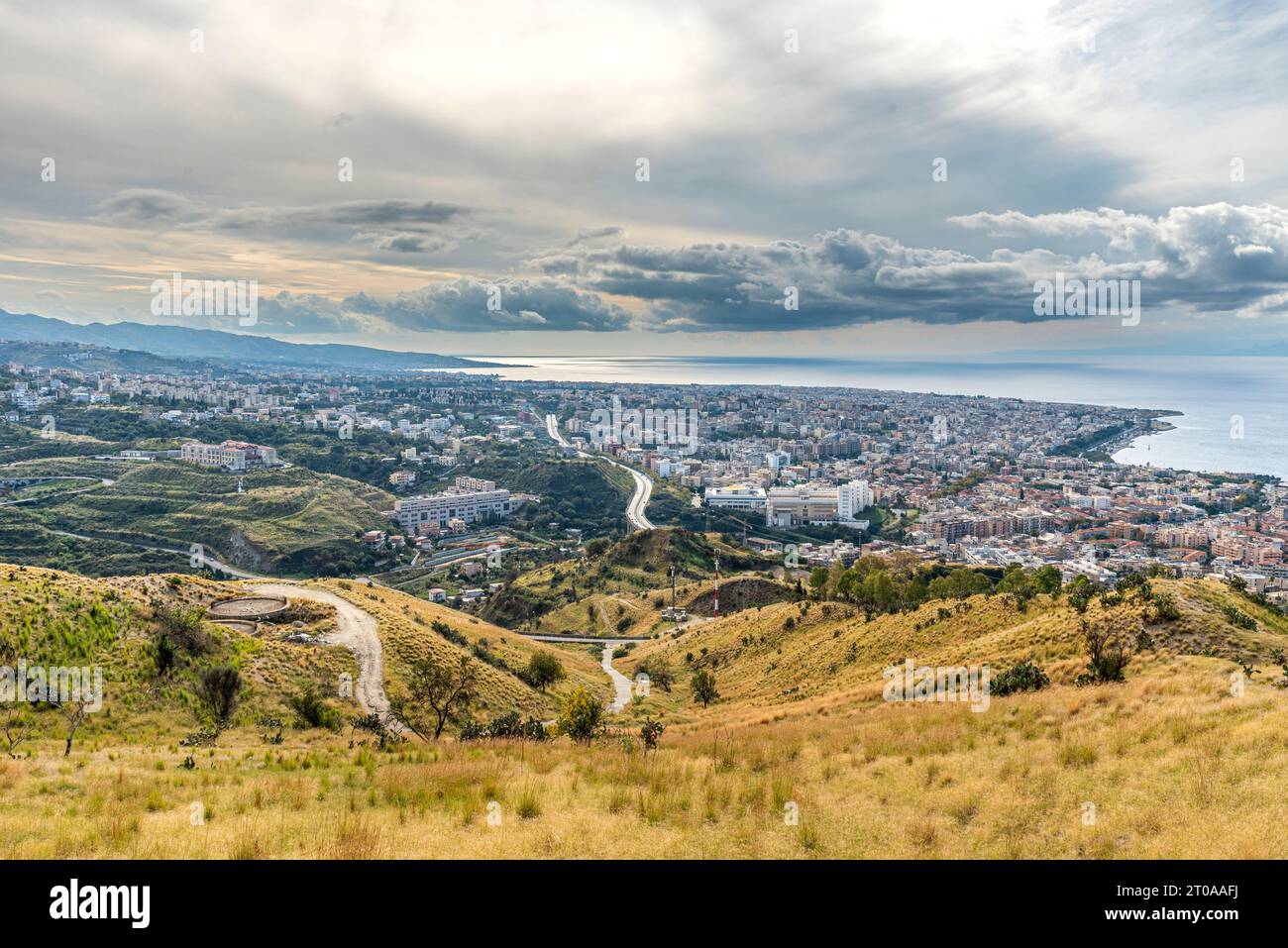 Panorama di Reggio Calabria vista dalla collina di Pentimele con cielo ...
