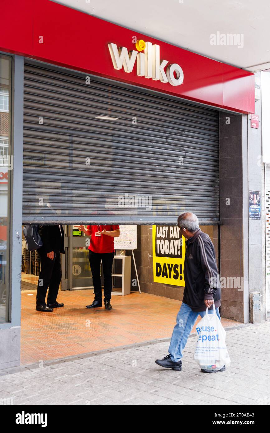 Wembley, Middlesex, UK. 5th Oct, 2023. Shutters close on the last day ...