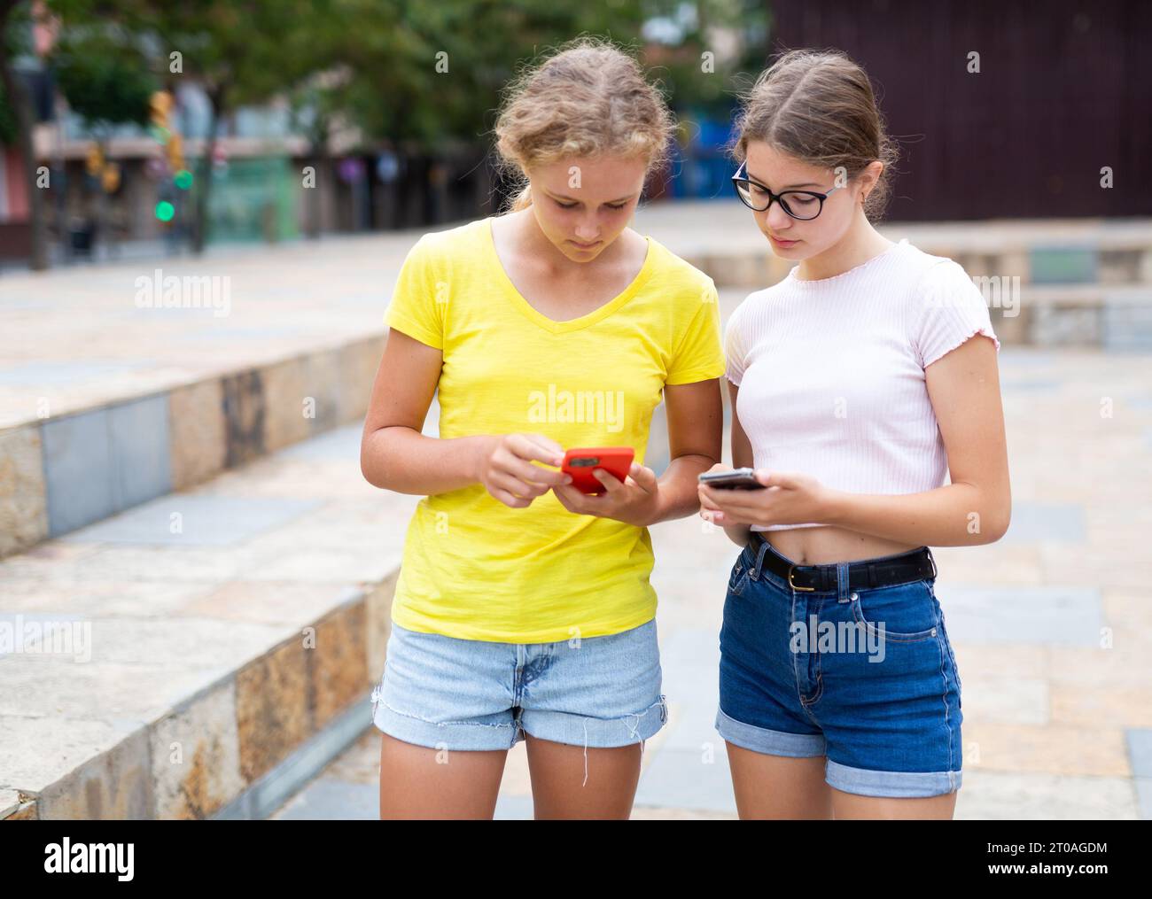 Teenager 16 using app hi-res stock photography and images - Alamy