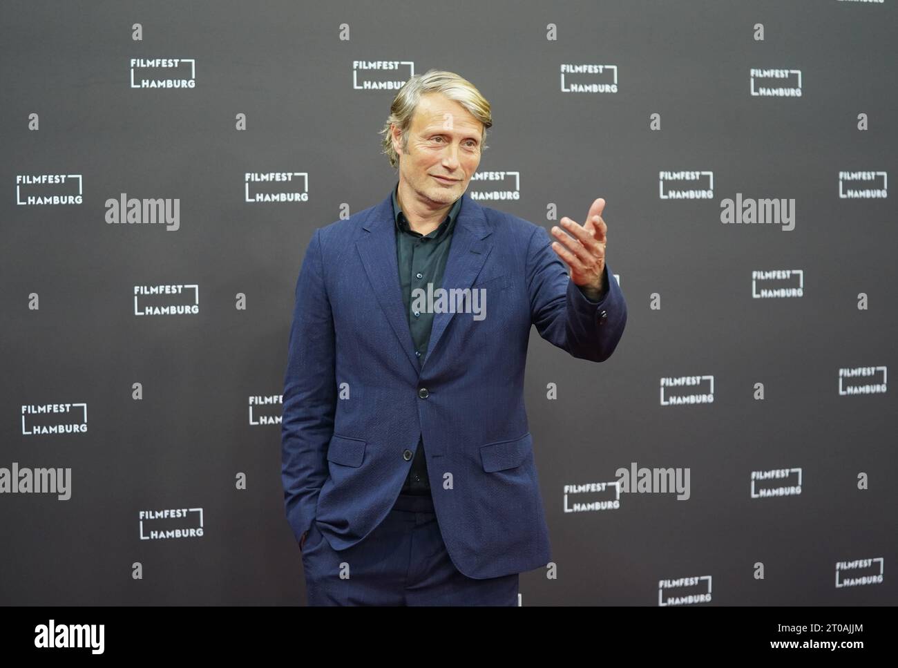 Hamburg, Germany. 05th Oct, 2023. Actor Mads Mikkelsen arrives on the red carpet at Cinemaxx for ...
