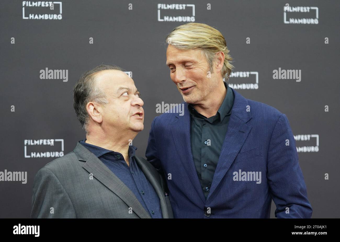 Hamburg, Germany. 05th Oct, 2023. Actor Mads Mikkelsen (r) chats with festival director Albert ...