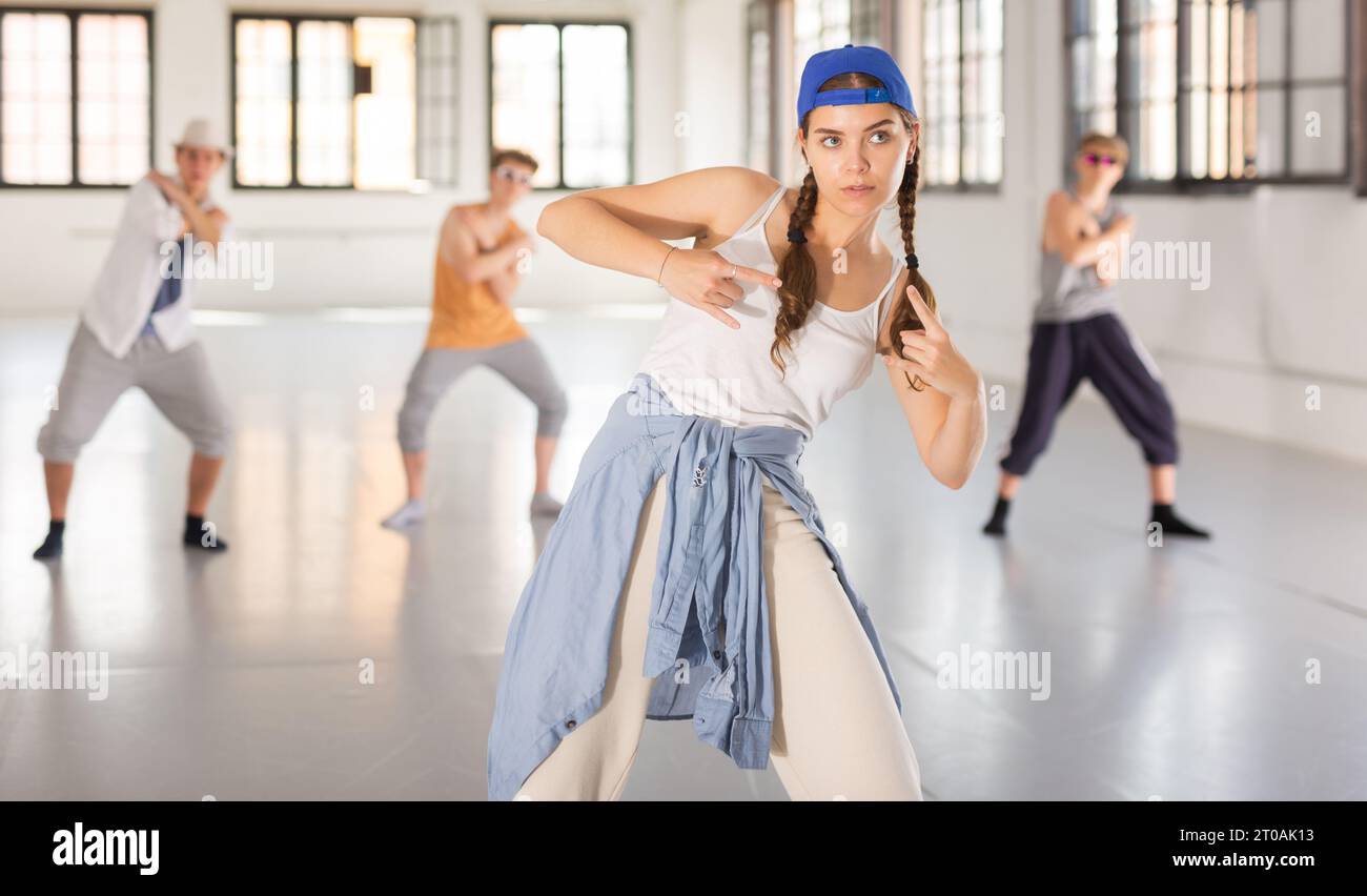 Young people dancing hip-hop Stock Photo - Alamy